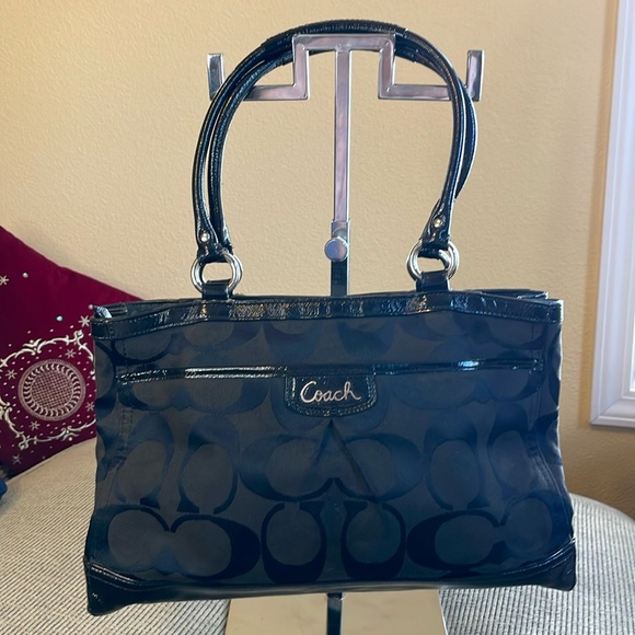 Coach | Bags | Coach Signature Canvas Patent Shoulder Bag Minor Signs ...